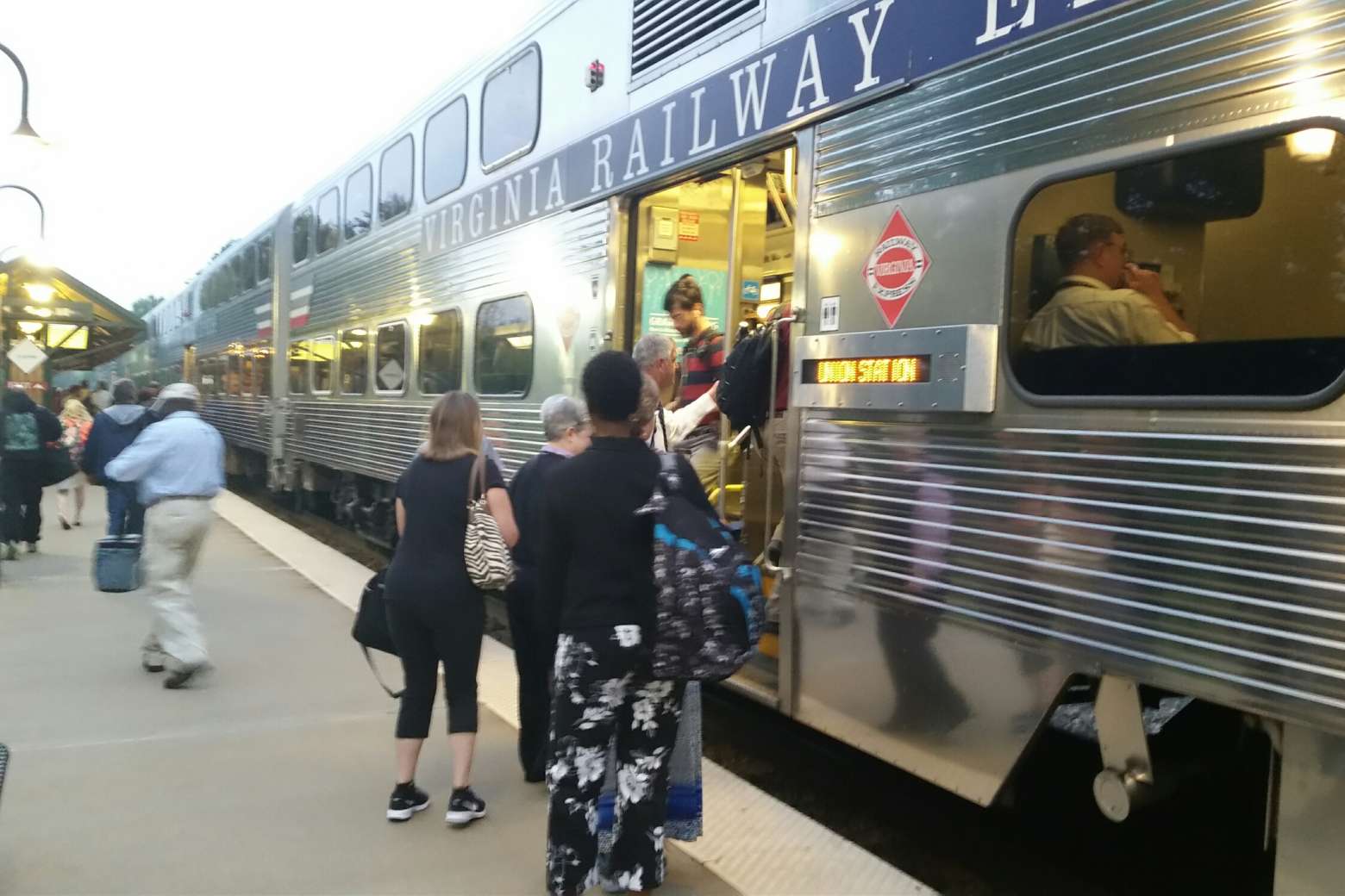 VRE nears deal with Metro to cut Franconia-Springfield parking fees | WTOP