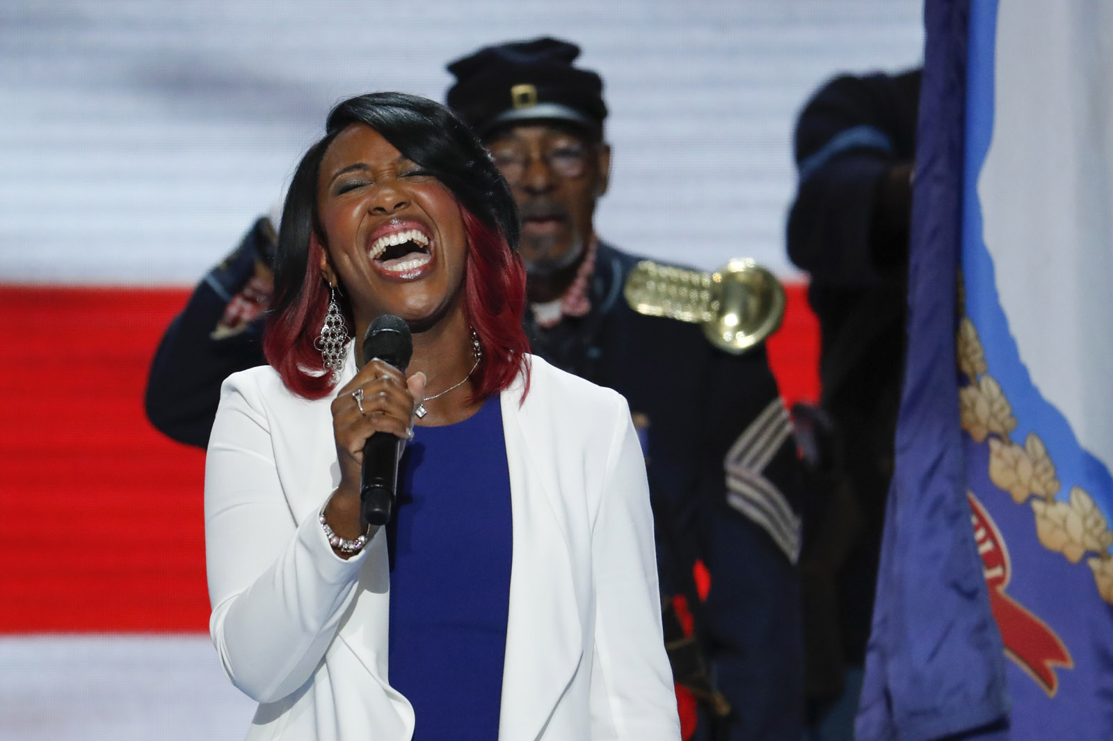 Tourist who sang at DC monument takes on bigger crowd - WTOP News
