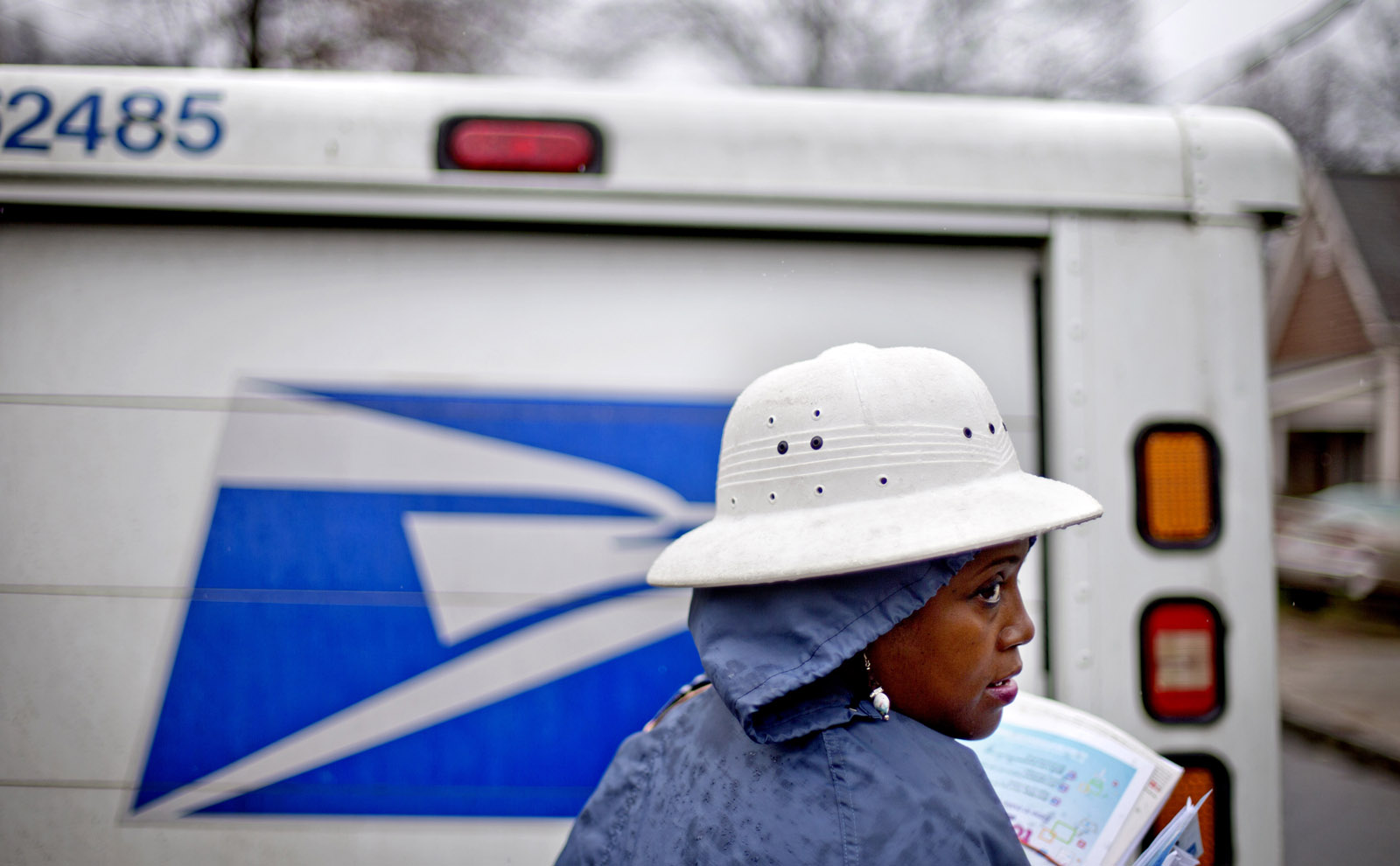 Postal Service delivers more packages, fewer letters - WTOP News