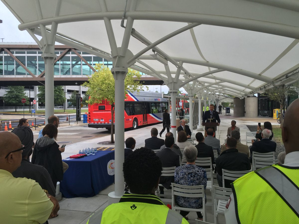 Officials hope bus bay upgrades coax commuters out of cars - WTOP News