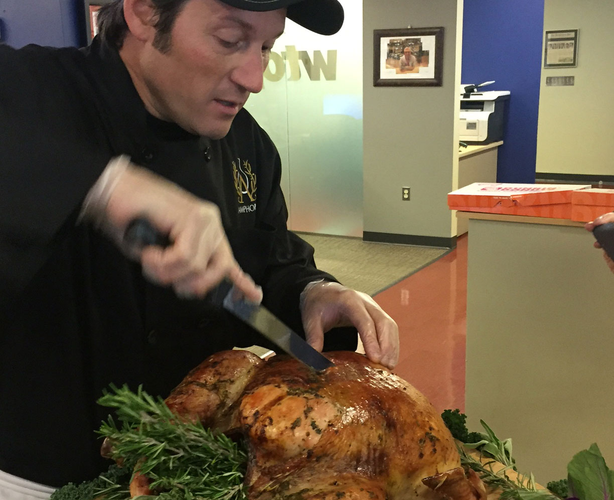 How to carve a 30-pound Thanksgiving turkey in under 5 mins. (Video ...