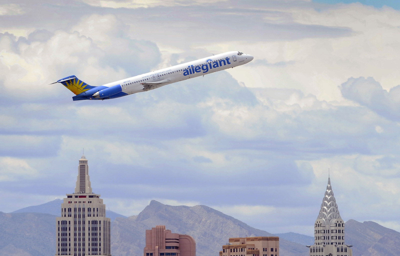 How to save money on your next flight with an airfare predictor - WTOP News