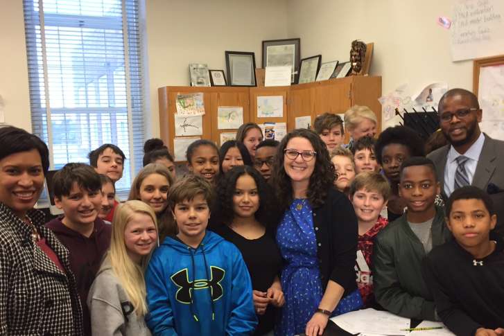 DC teacher of the year makes science ‘come alive’ for students | WTOP