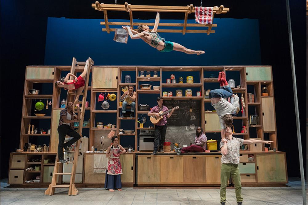 Omelets and acrobats flip in hybrid circus-cooking show - WTOP News