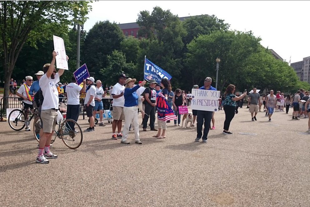 Supporters cheer Trump at ‘Pittsburgh, not Paris’ rally outside White ...