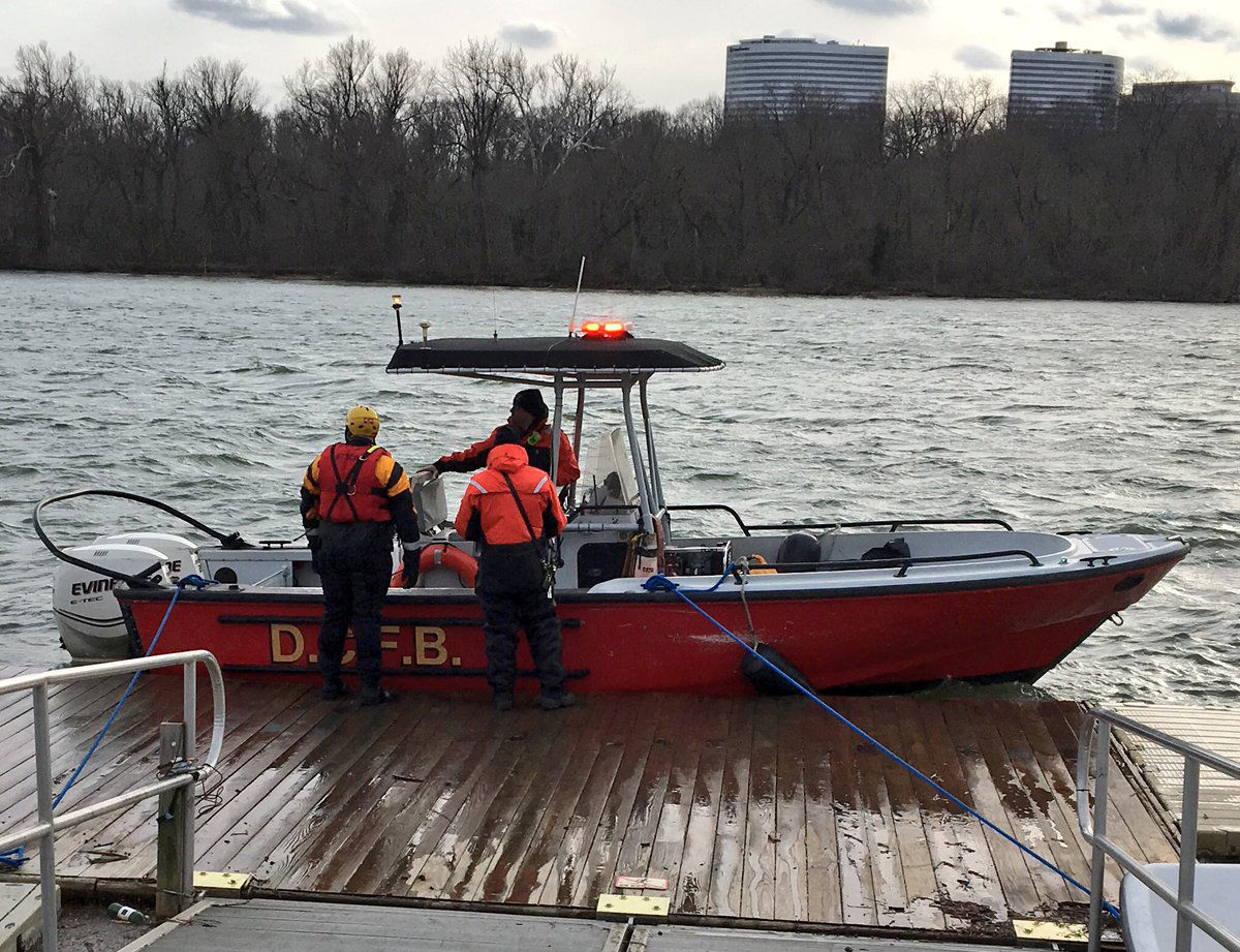 14 rescued from Potomac River after two boats overturn - WTOP News