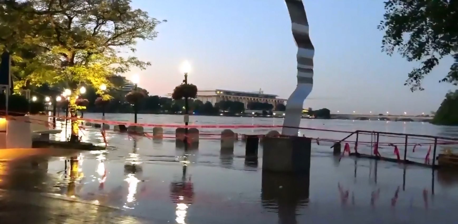 Potomac River floods Georgetown waterfront - WTOP News