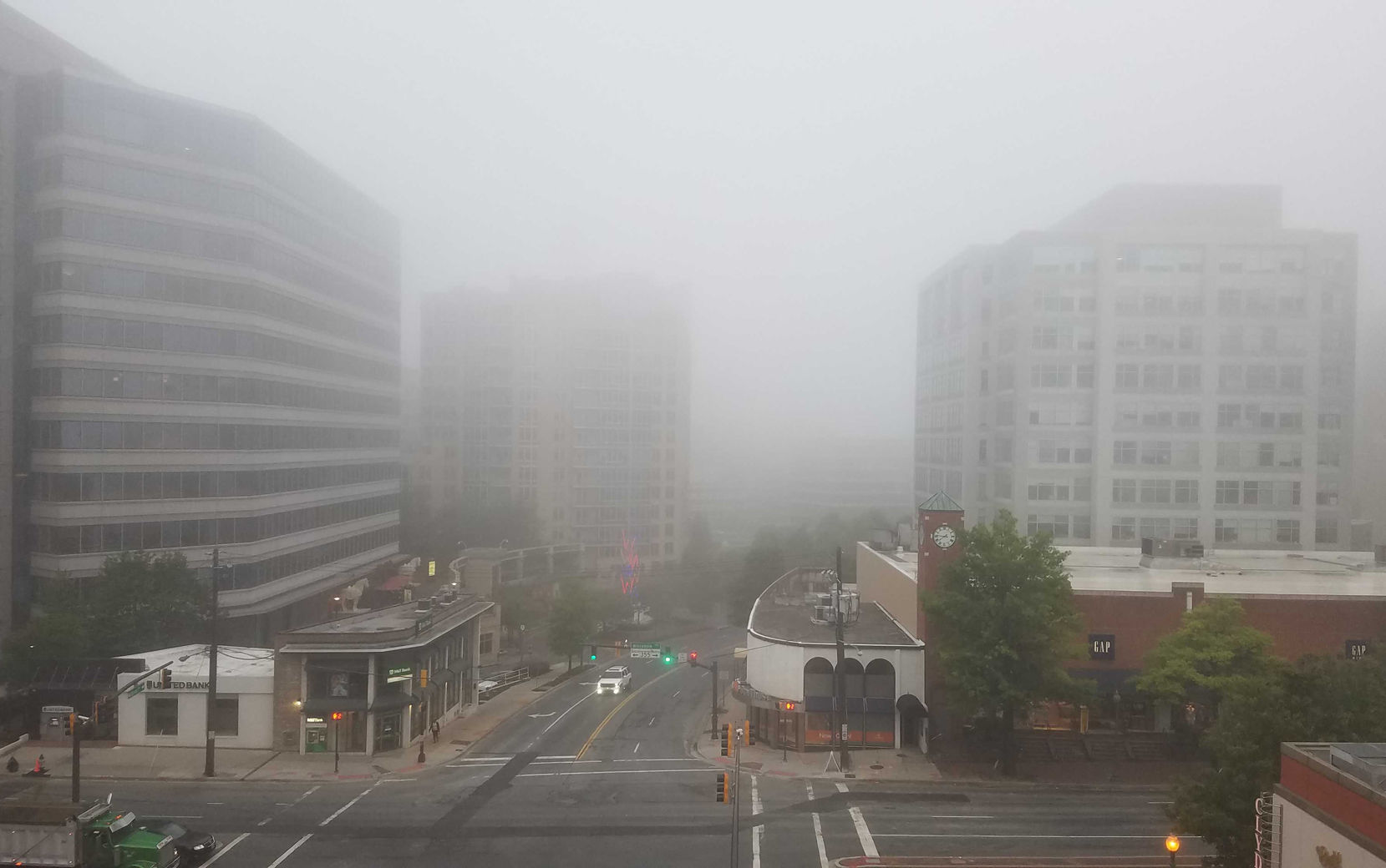 Dense fog advisory makes for a hazy morning commute - WTOP News