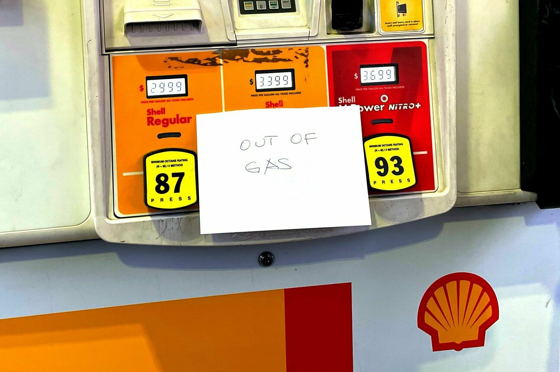 PHOTOS: Drivers line up at DC-area gas stations in fueling frenzy ...