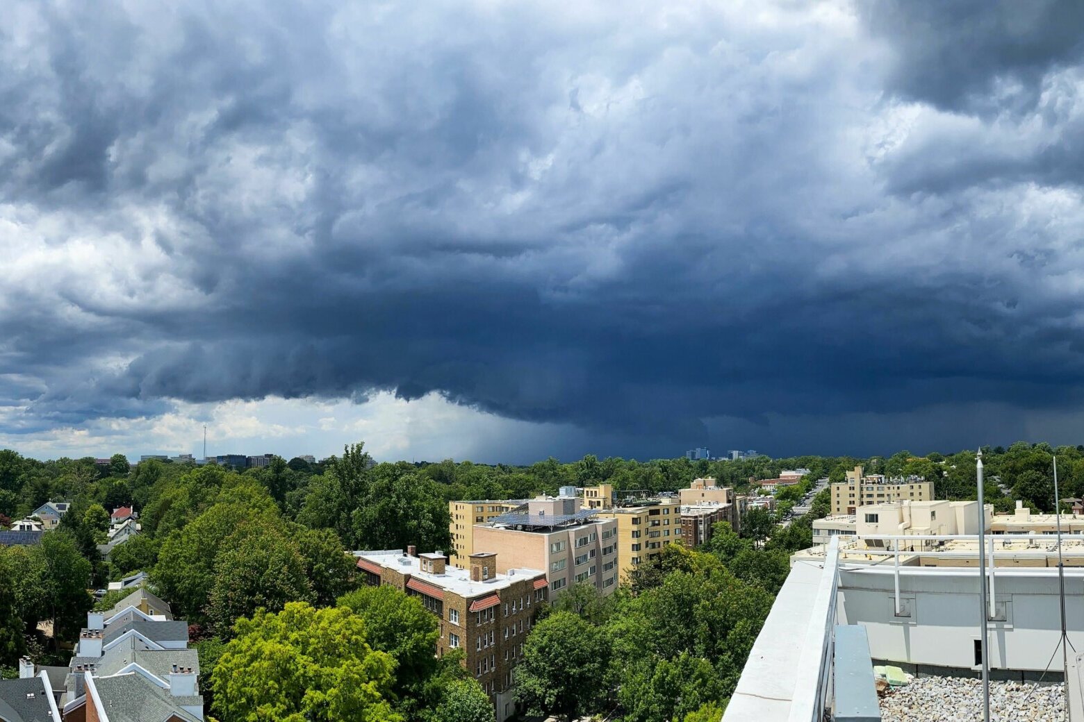 Severe storms in DC area bring 70 mph winds, closing local airports ...