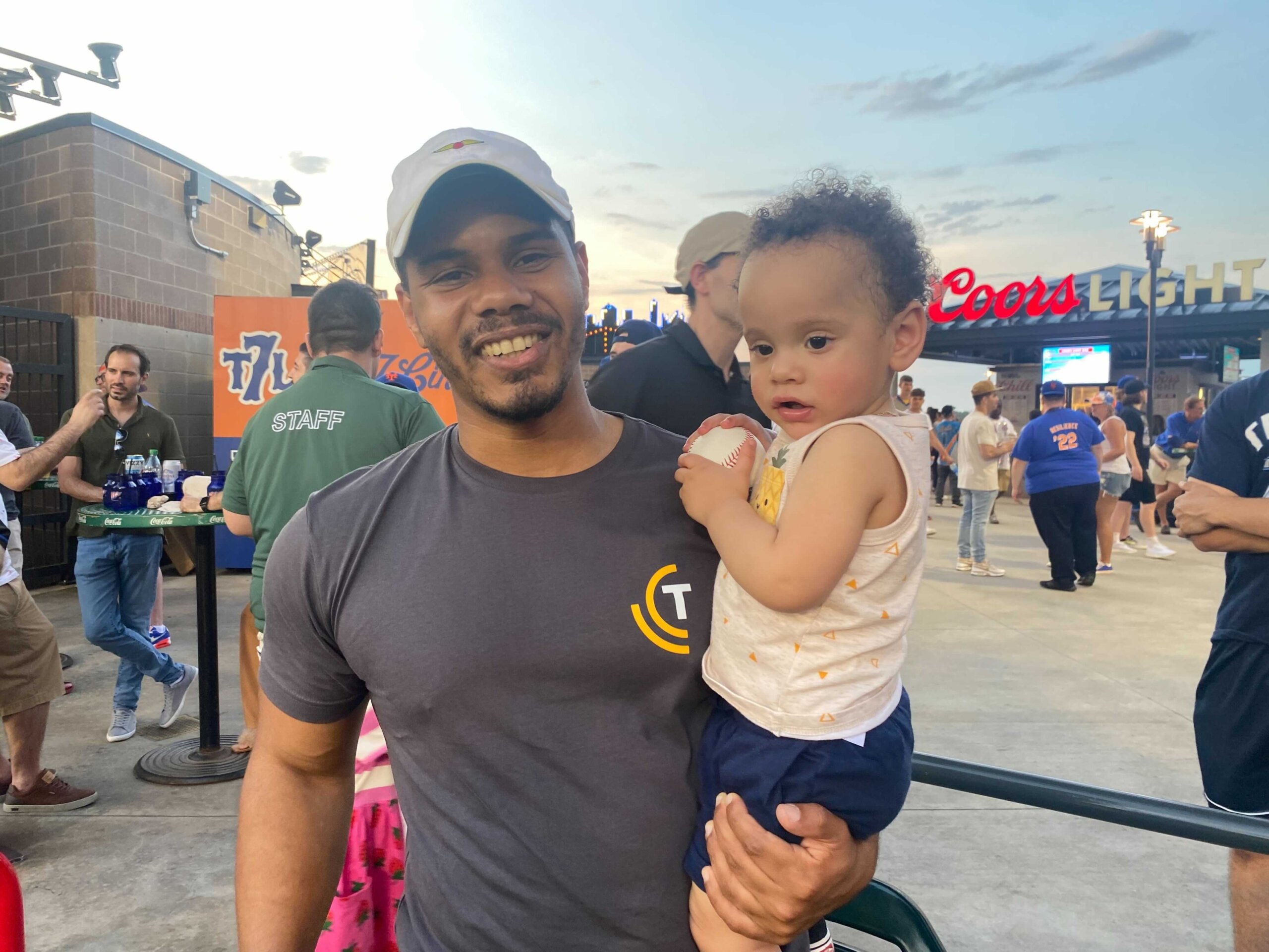 Oh baby! 1-year-old in hand, Mets fan makes amazing HR catch - WTOP News