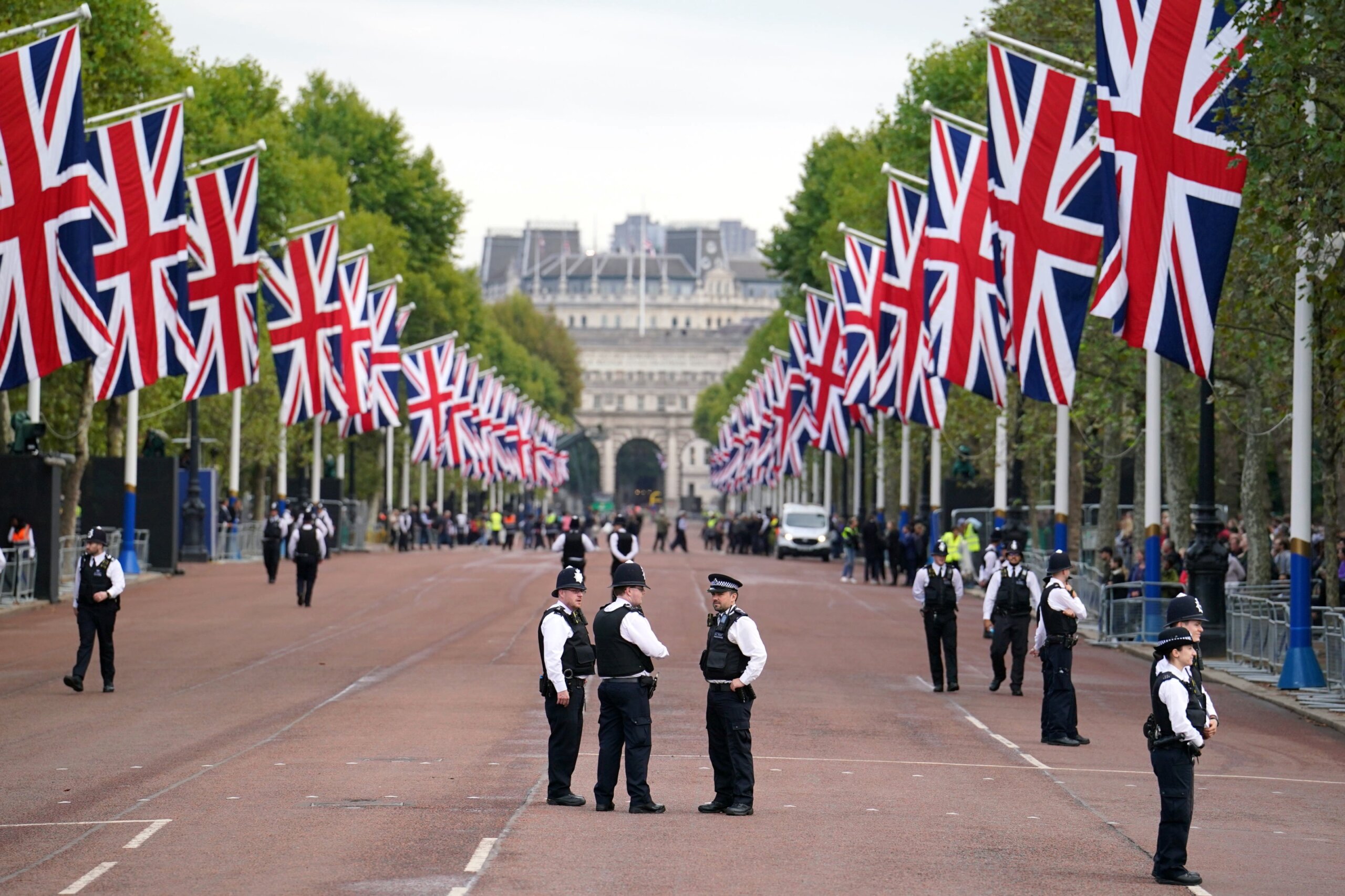 WATCH: Queen’s coffin procession through London - WTOP News