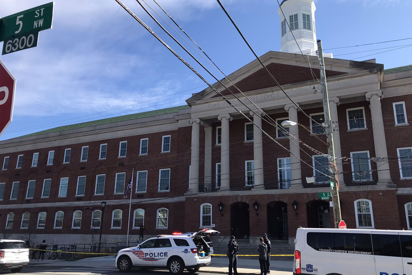 Student robbed at gunpoint outside DC high school - WTOP News