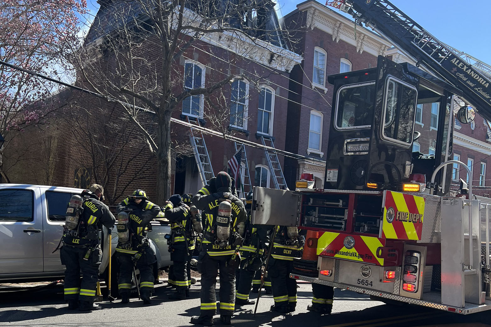 Firefighter hurt putting out blaze in Old Town Alexandria - WTOP News