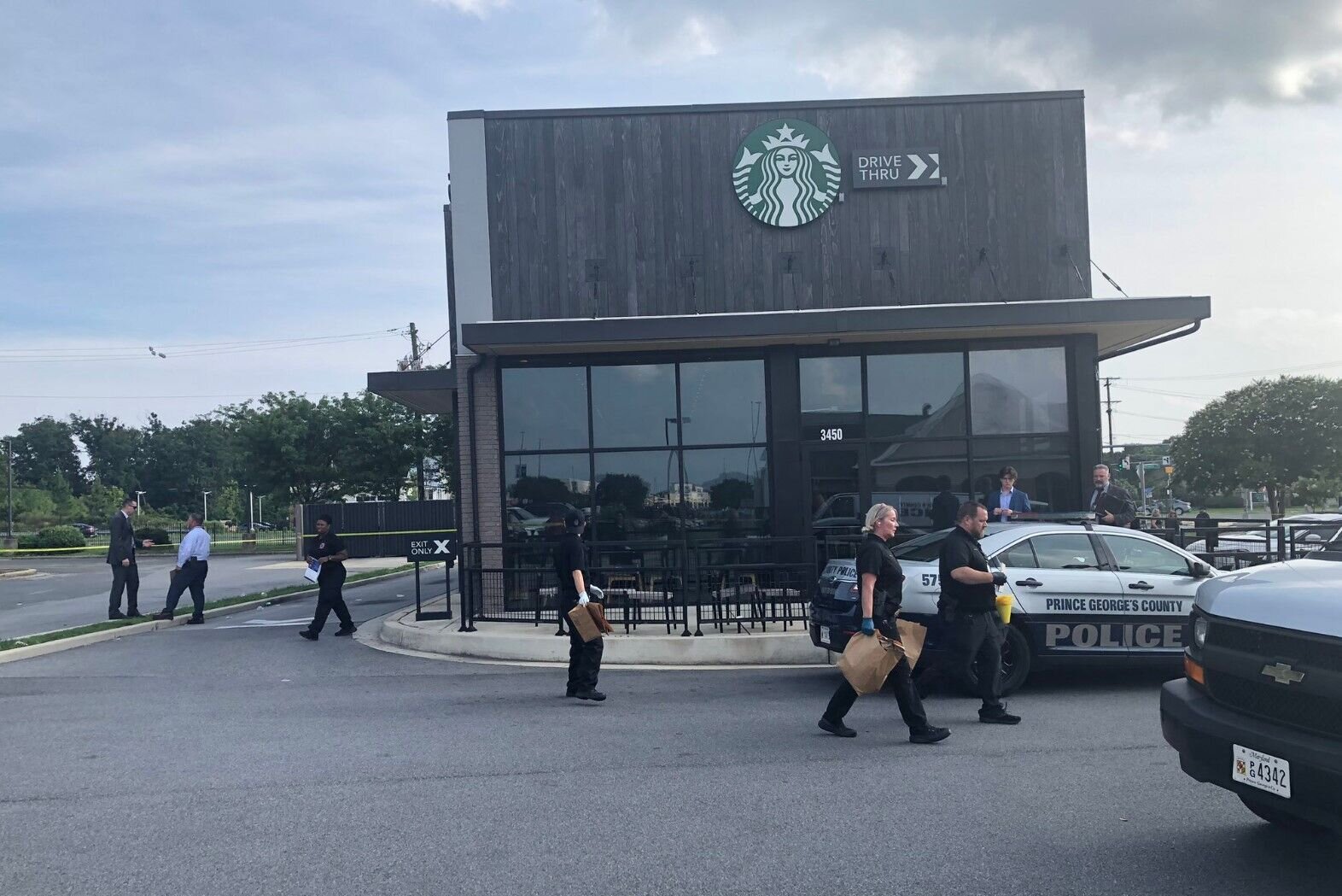 Armored truck employee shoots, kills man at Md. Starbucks, police say ...