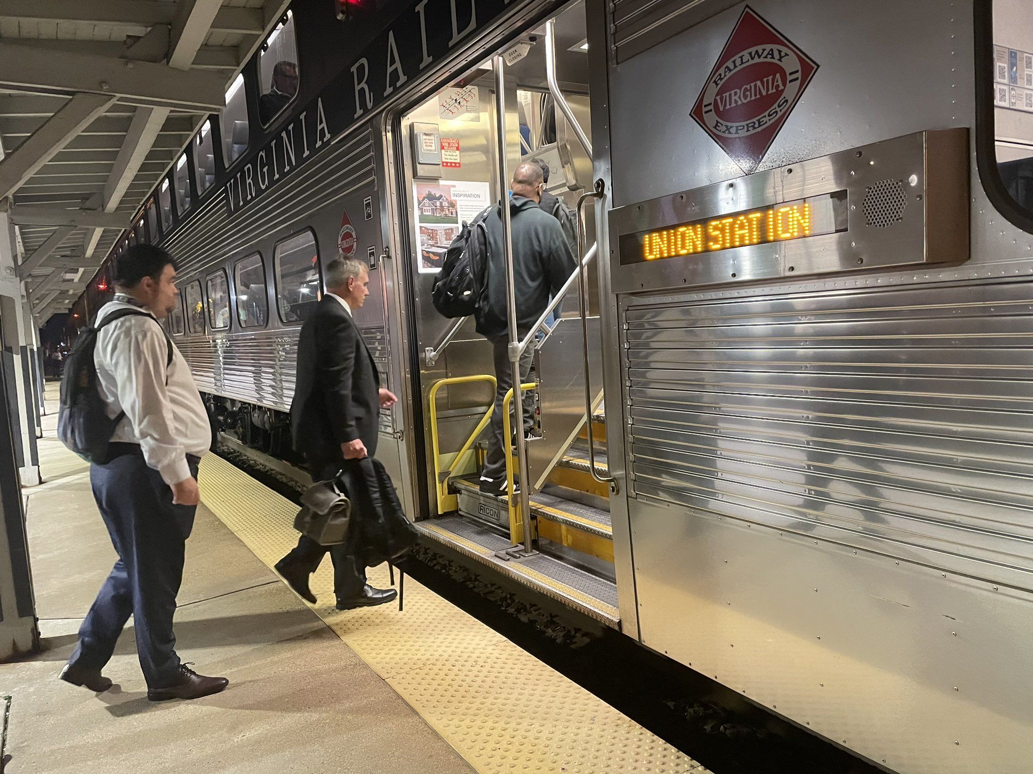 VRE plans more weekday trains, new weekend service by 2030 - WTOP News