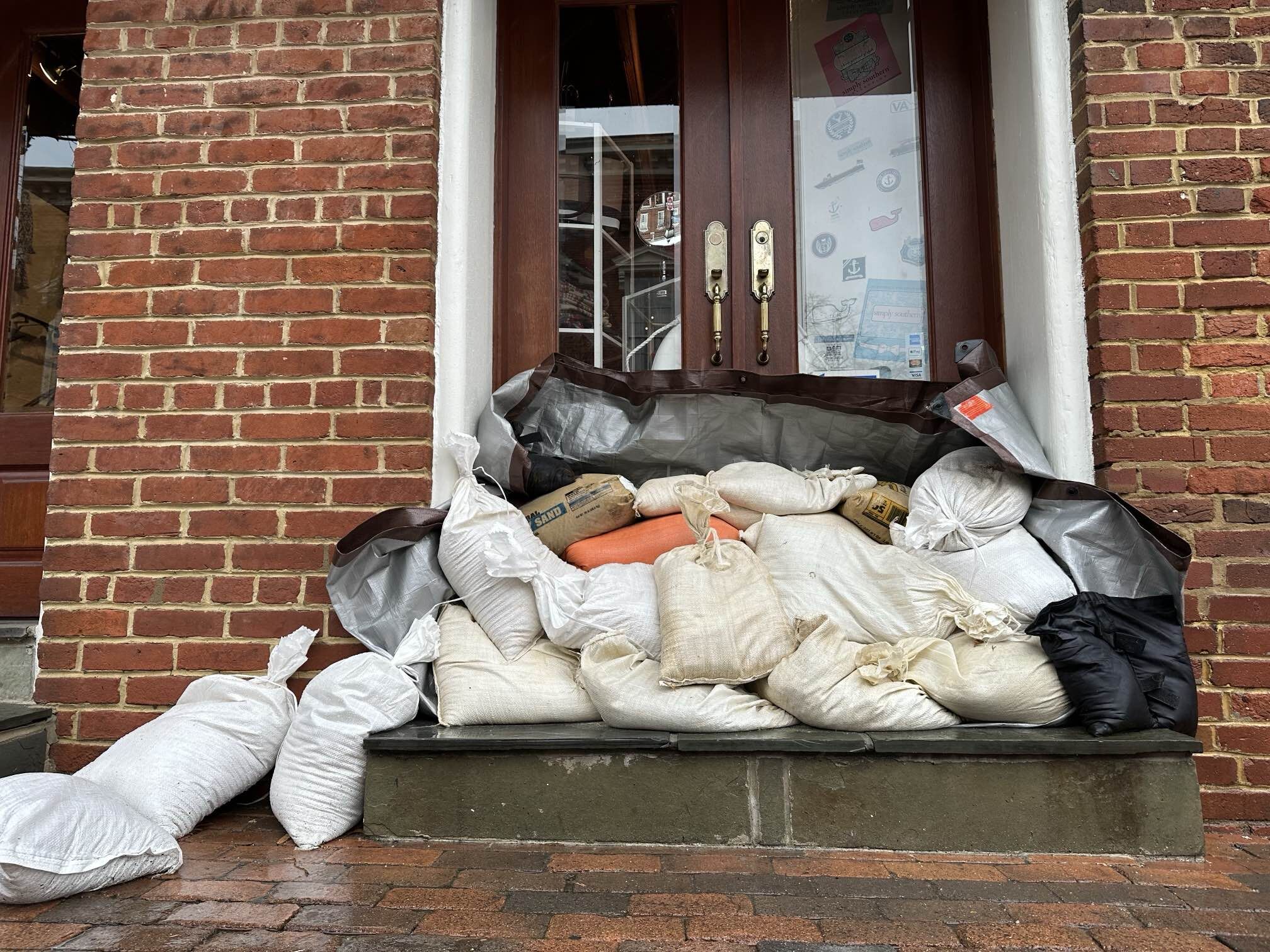 WATCH: How to use sandbags properly - WTOP News