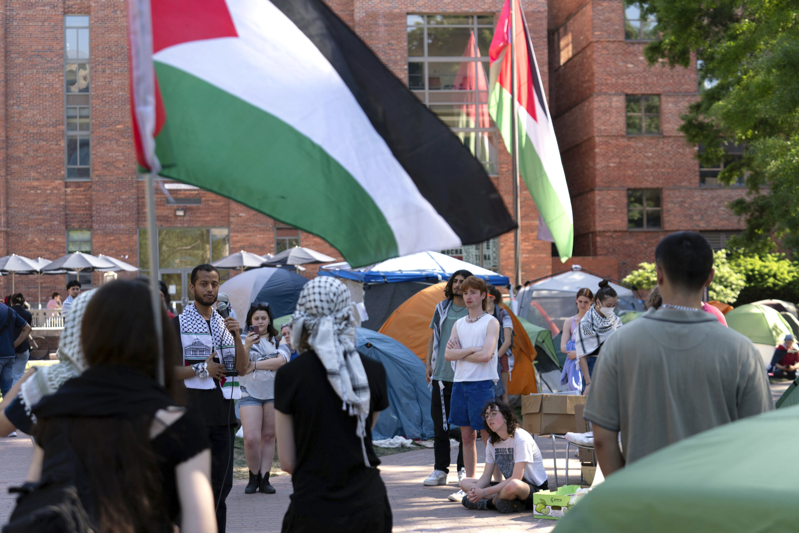 GWU police cut down Palestinian flag after protesters raised it in ...