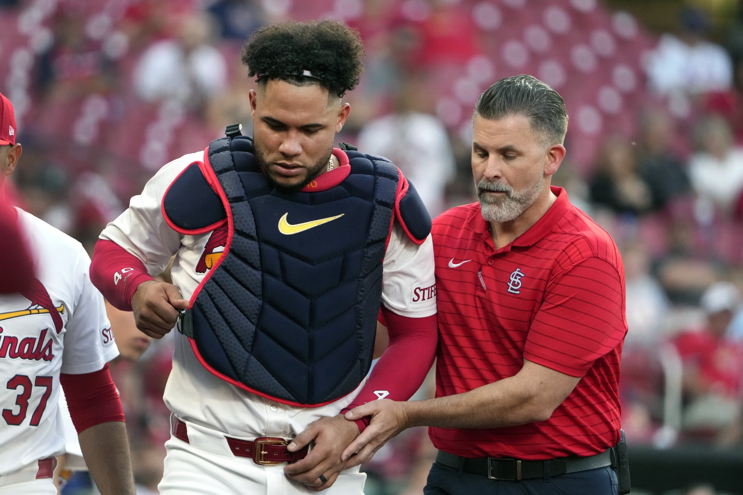 Cardinals catcher Willson Contreras breaks left forearm when hit by J.D ...