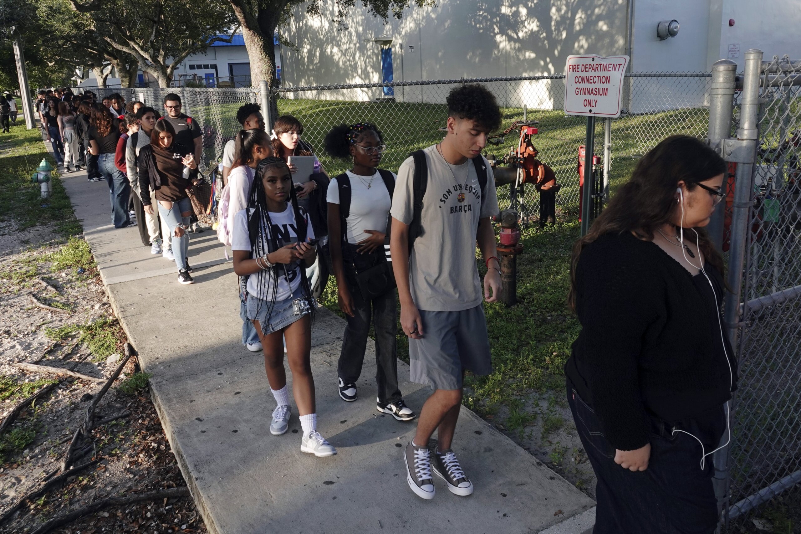 New metal detectors delay students’ first day of school in one South ...