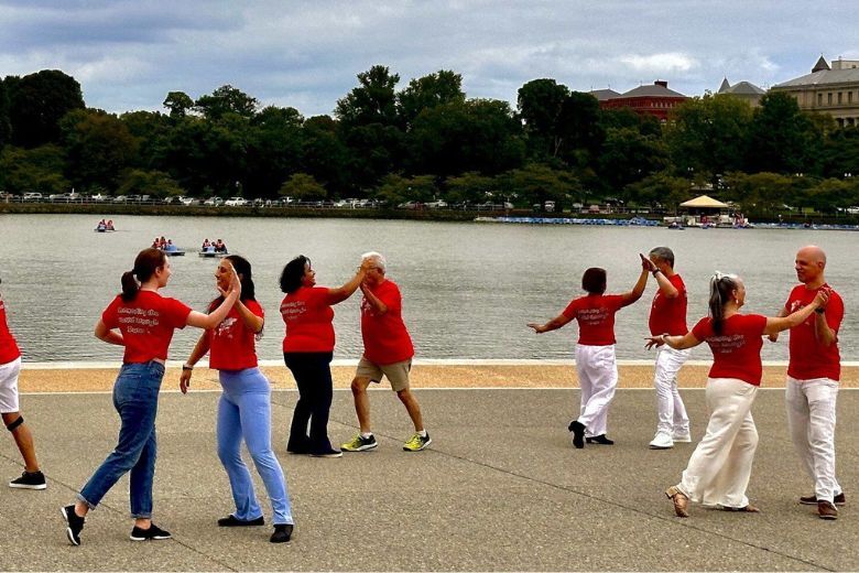 Flash mob swings into the Jefferson Memorial - WTOP News