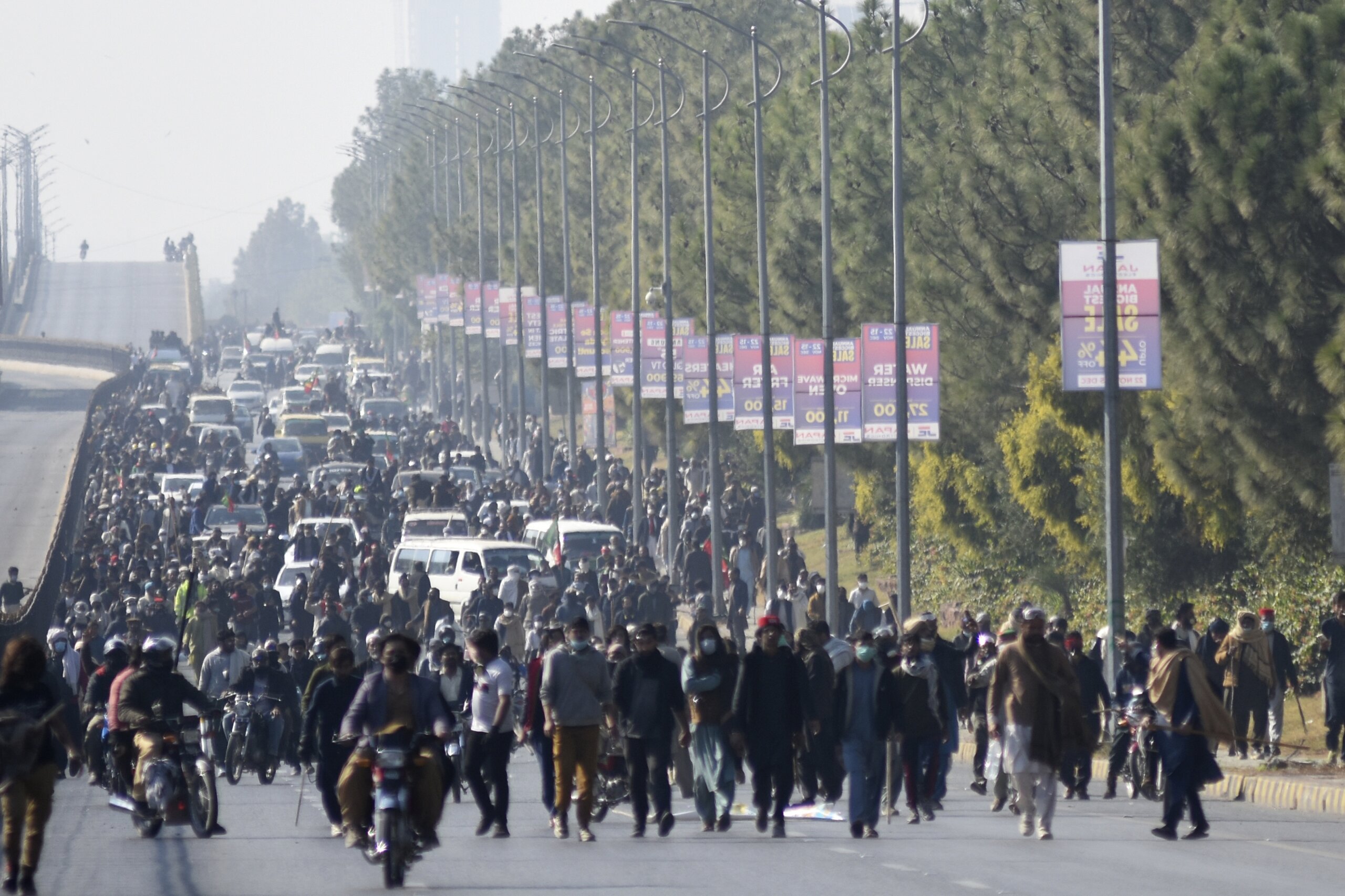 A violent showdown in Pakistan’s capital pits the government against ...