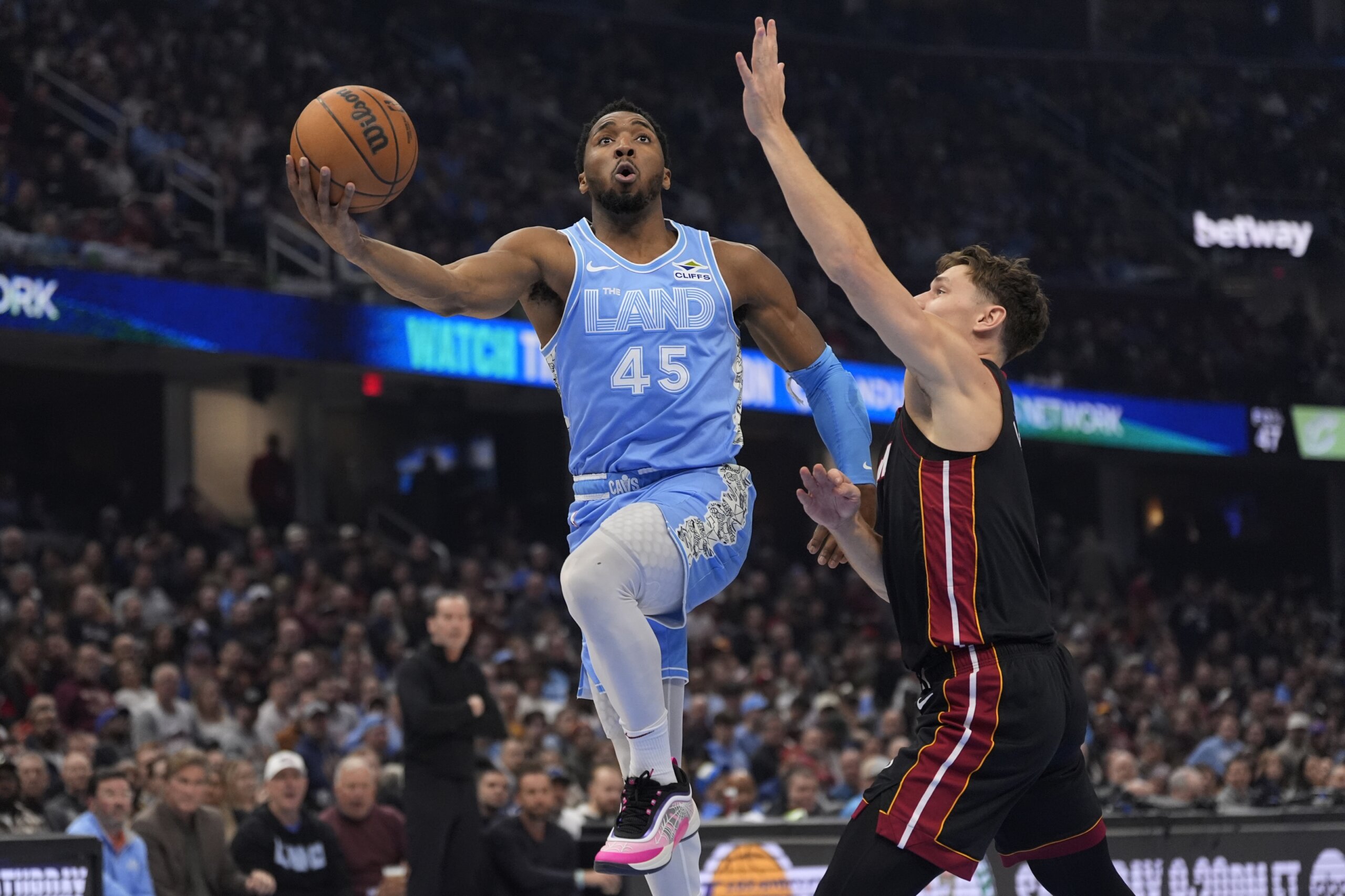 Cavaliers hold off Heat 112-107 to extend winning streak to 12 and ...