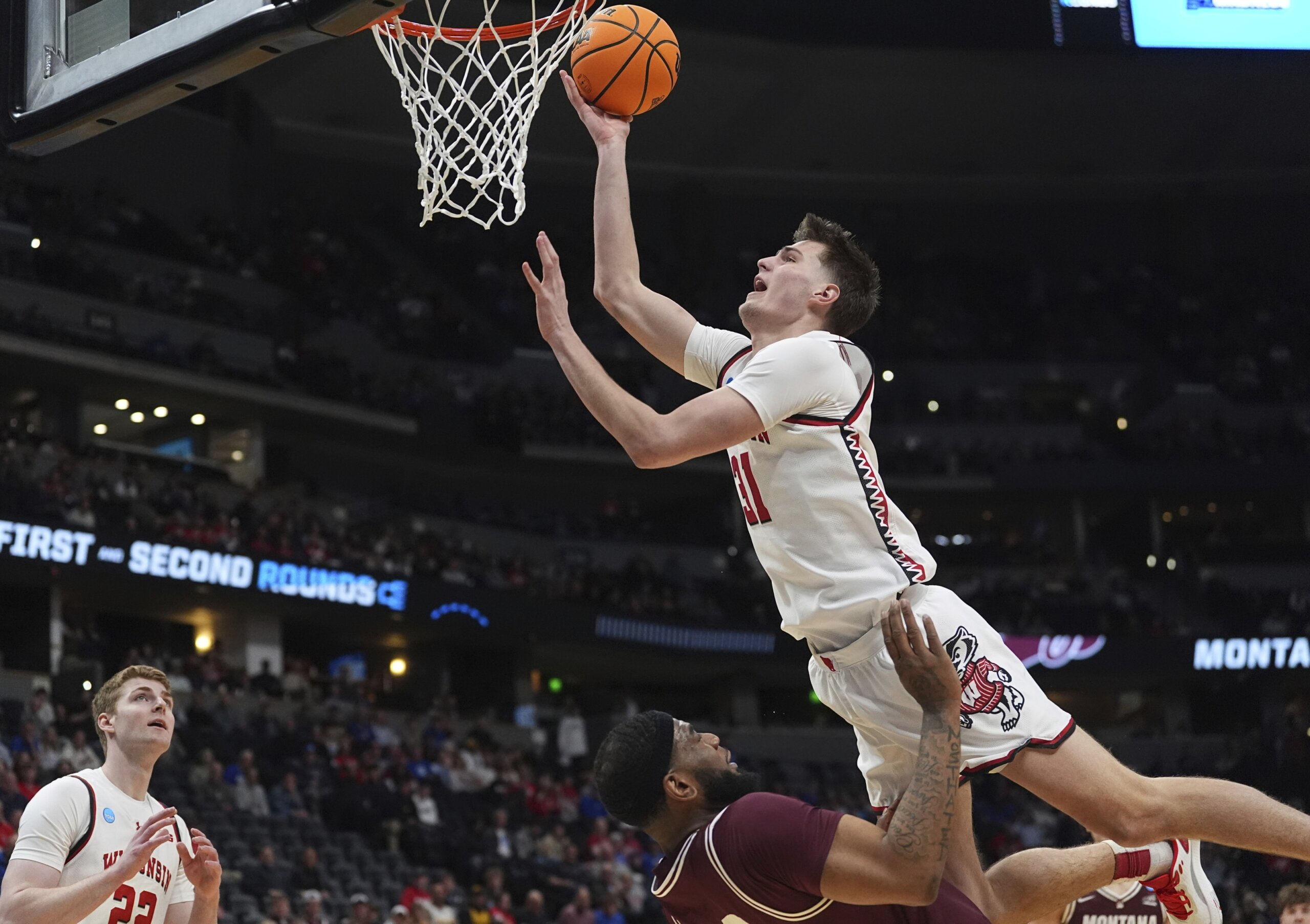 Wisconsin back in March Madness win column, 85-66 over Montana - WTOP News