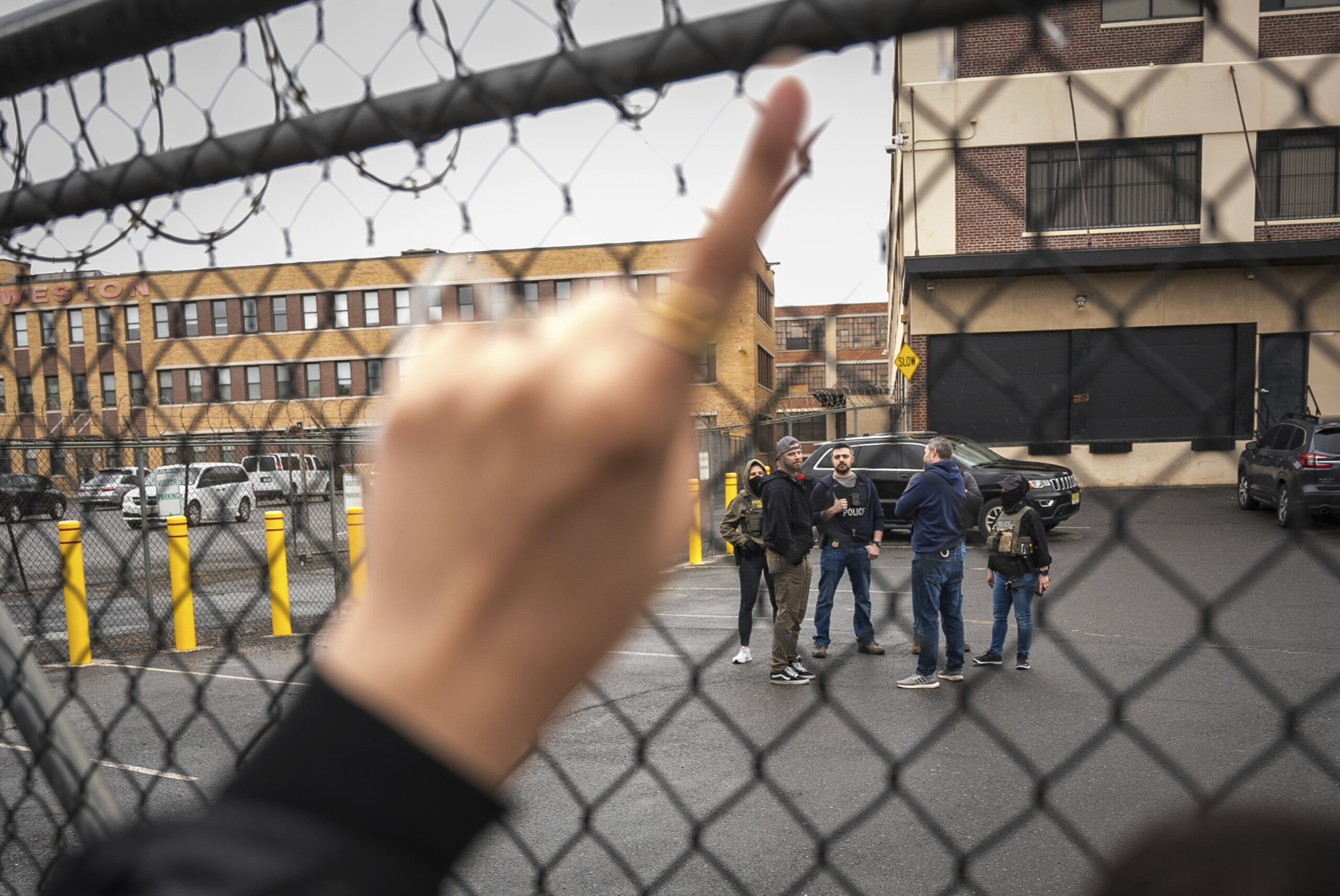 Newark mayor denies trespassing at immigration detention center ...