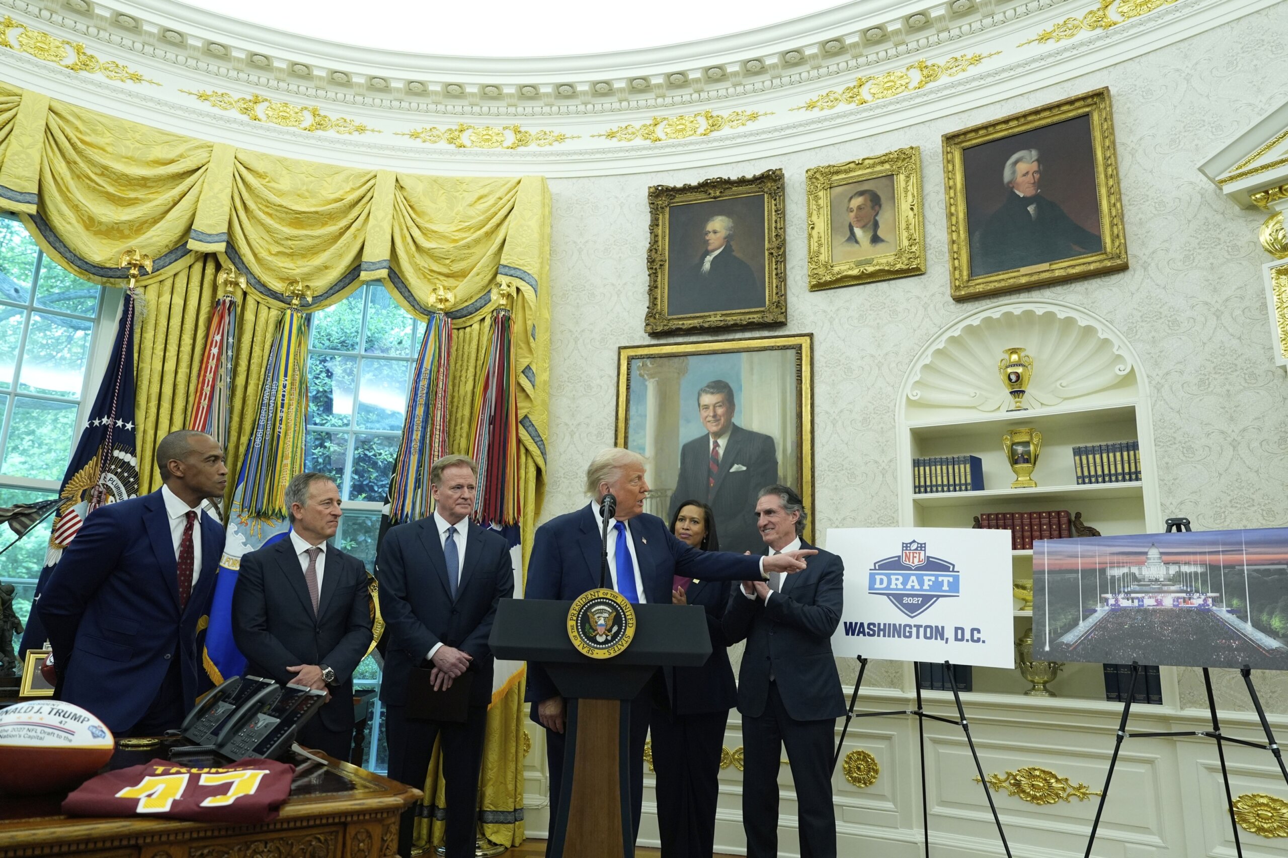 WATCH: Trump announces DC as host city for 2027 NFL draft - WTOP News