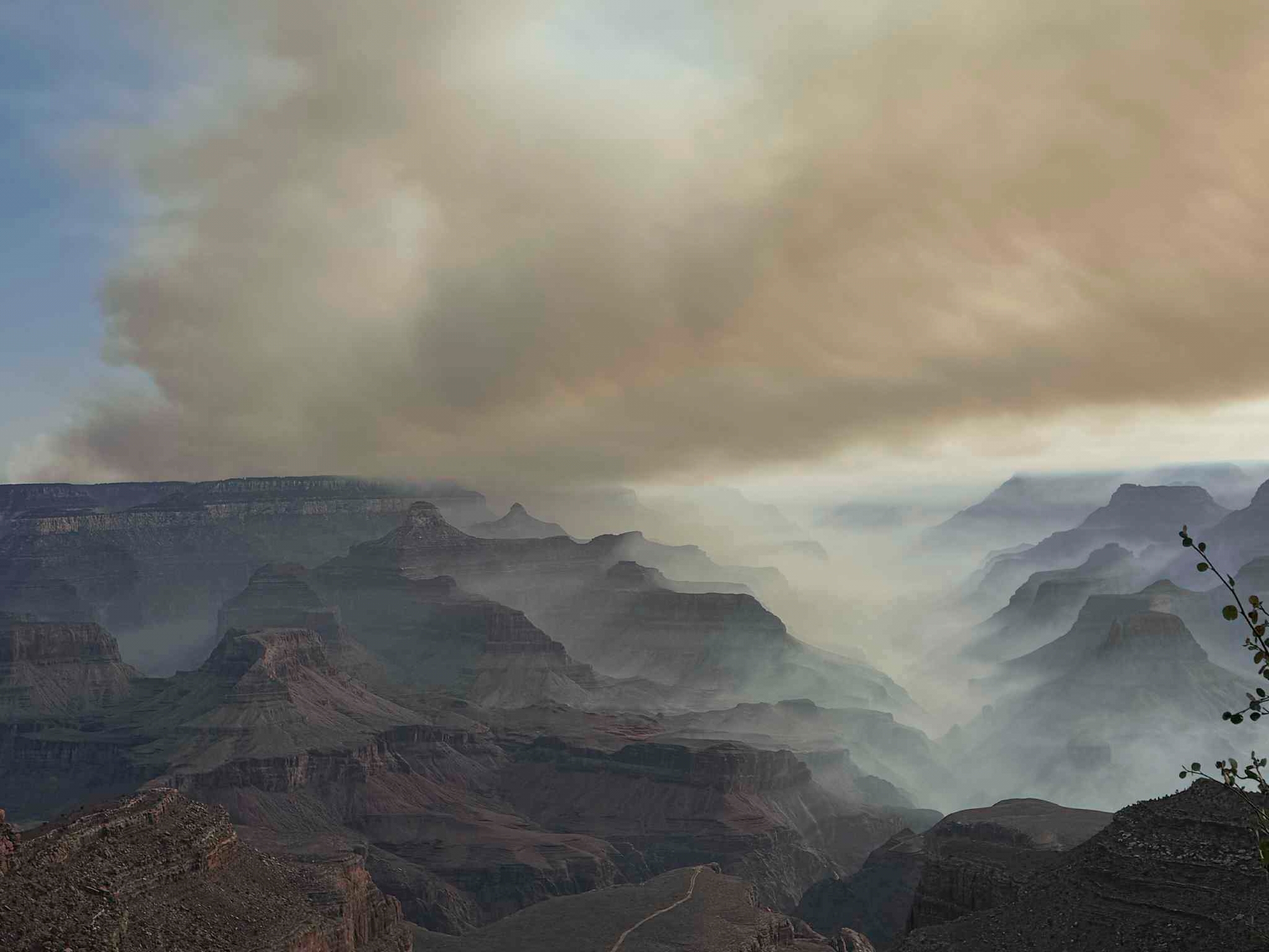 A wildfire that destroyed historic Grand Canyon Lodge spread after ...