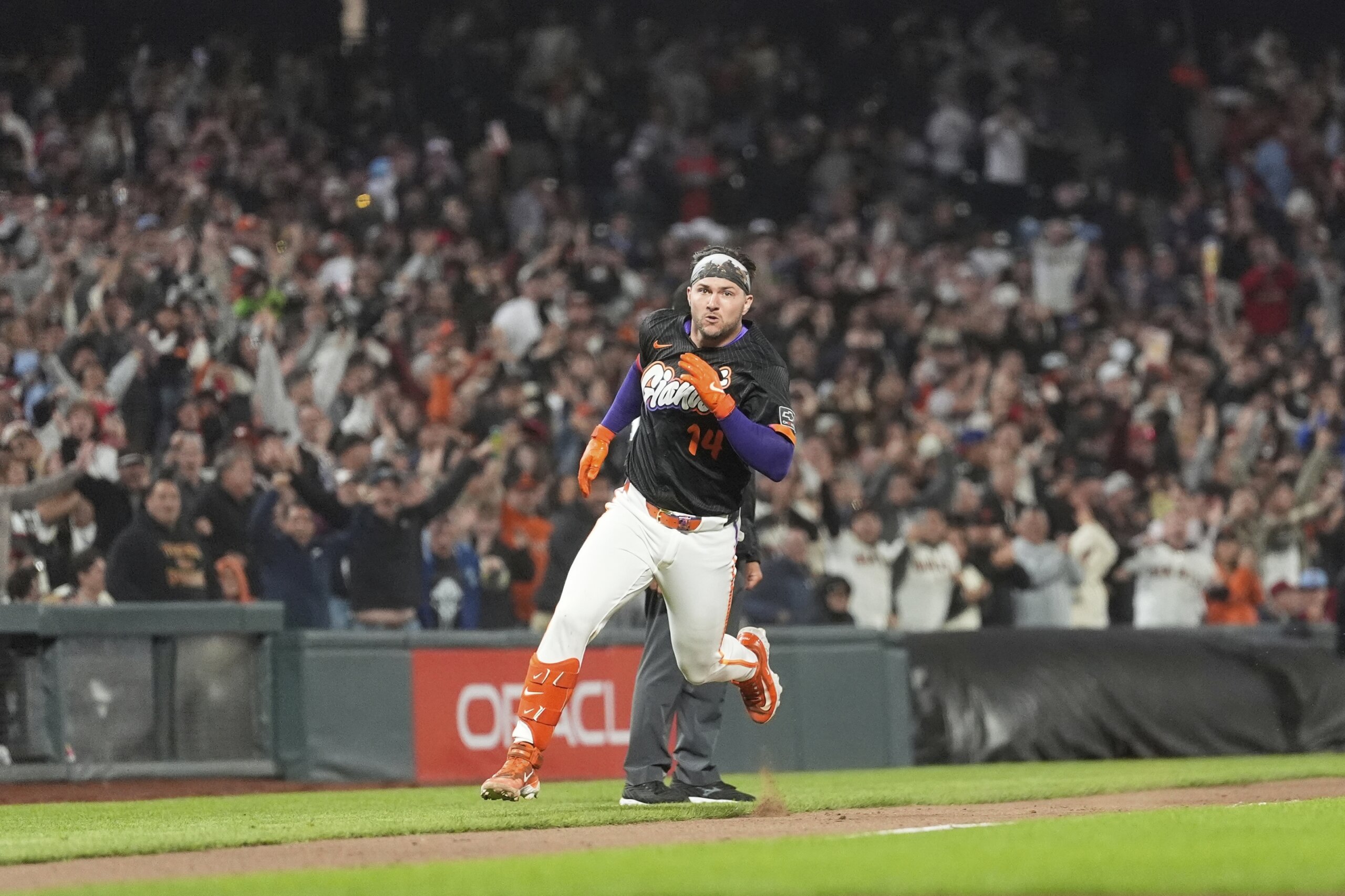 Giants catcher Bailey makes history with game-ending, inside-the-park ...