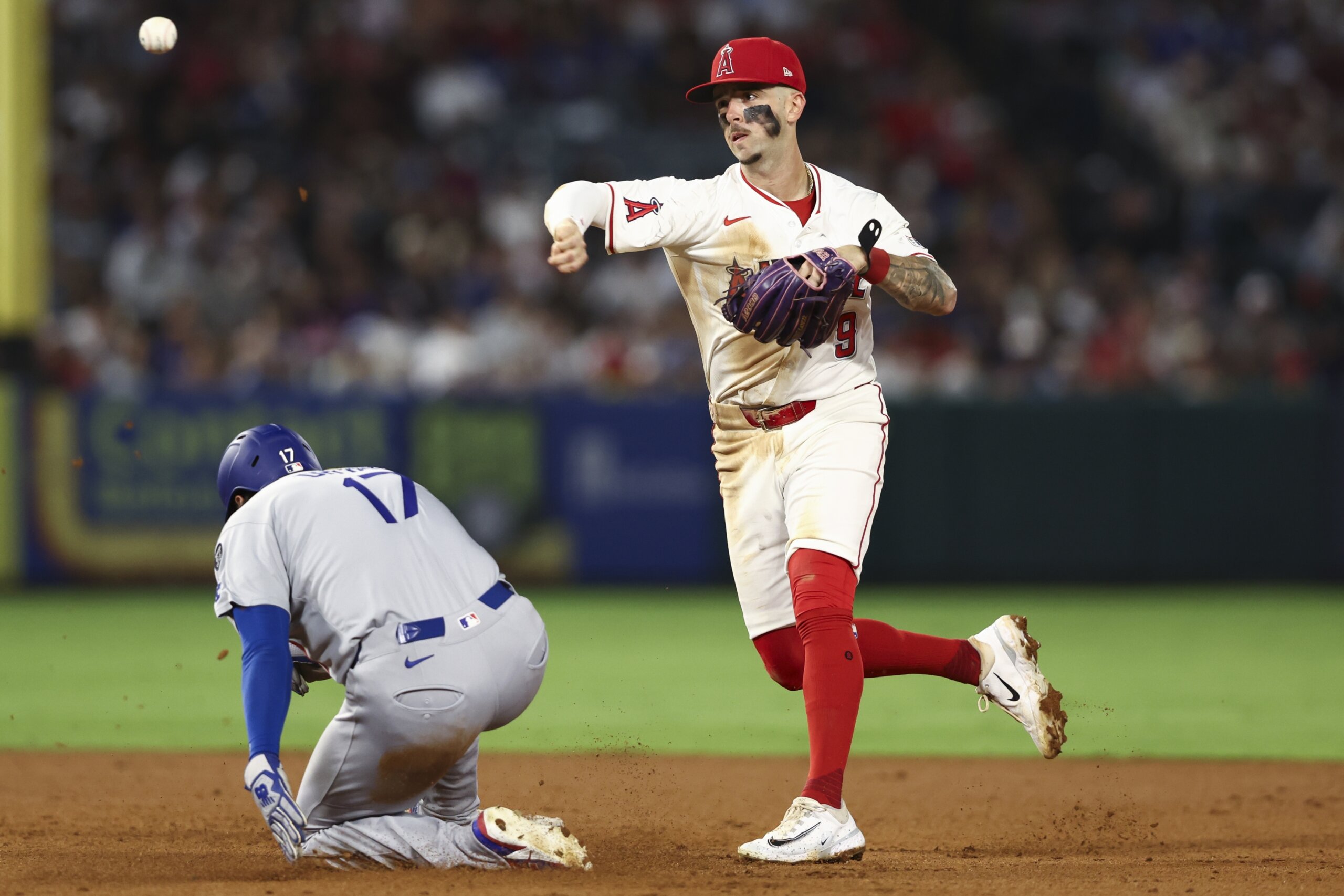 Angels turn triple play when Shohei Ohtani lines out to Zach Neto and 2 ...