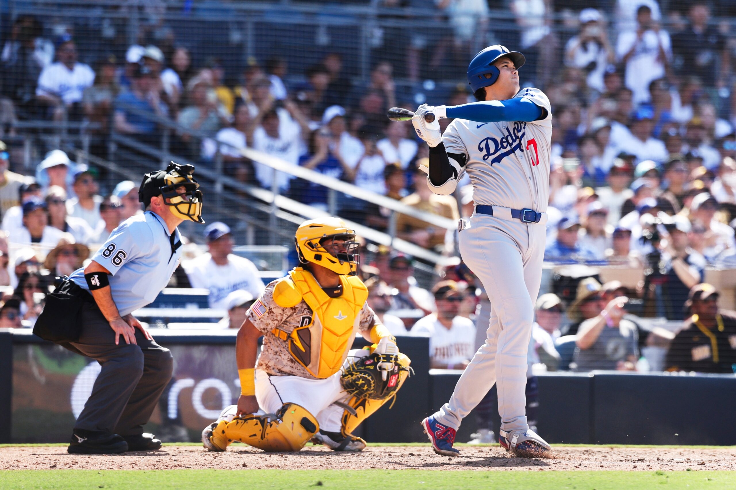 Shohei Ohtani high-fives a heckler after his homer to cap Dodgers ...