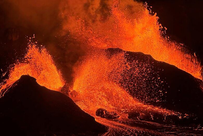Hawaii’s Kilauea volcano producing streams of molten lava, eruption ...