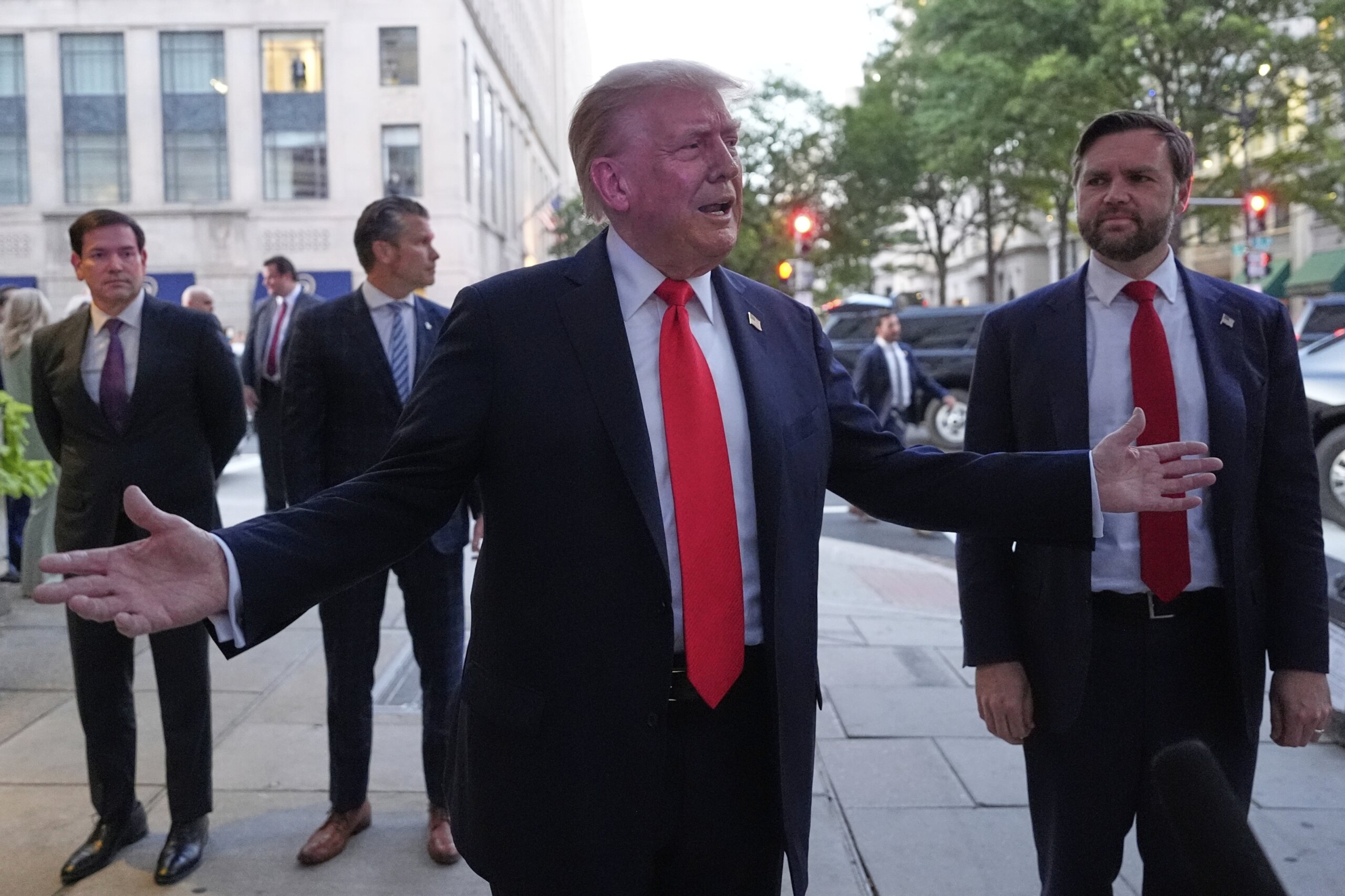 Trump dines at a restaurant near the White House to promote his federal ...