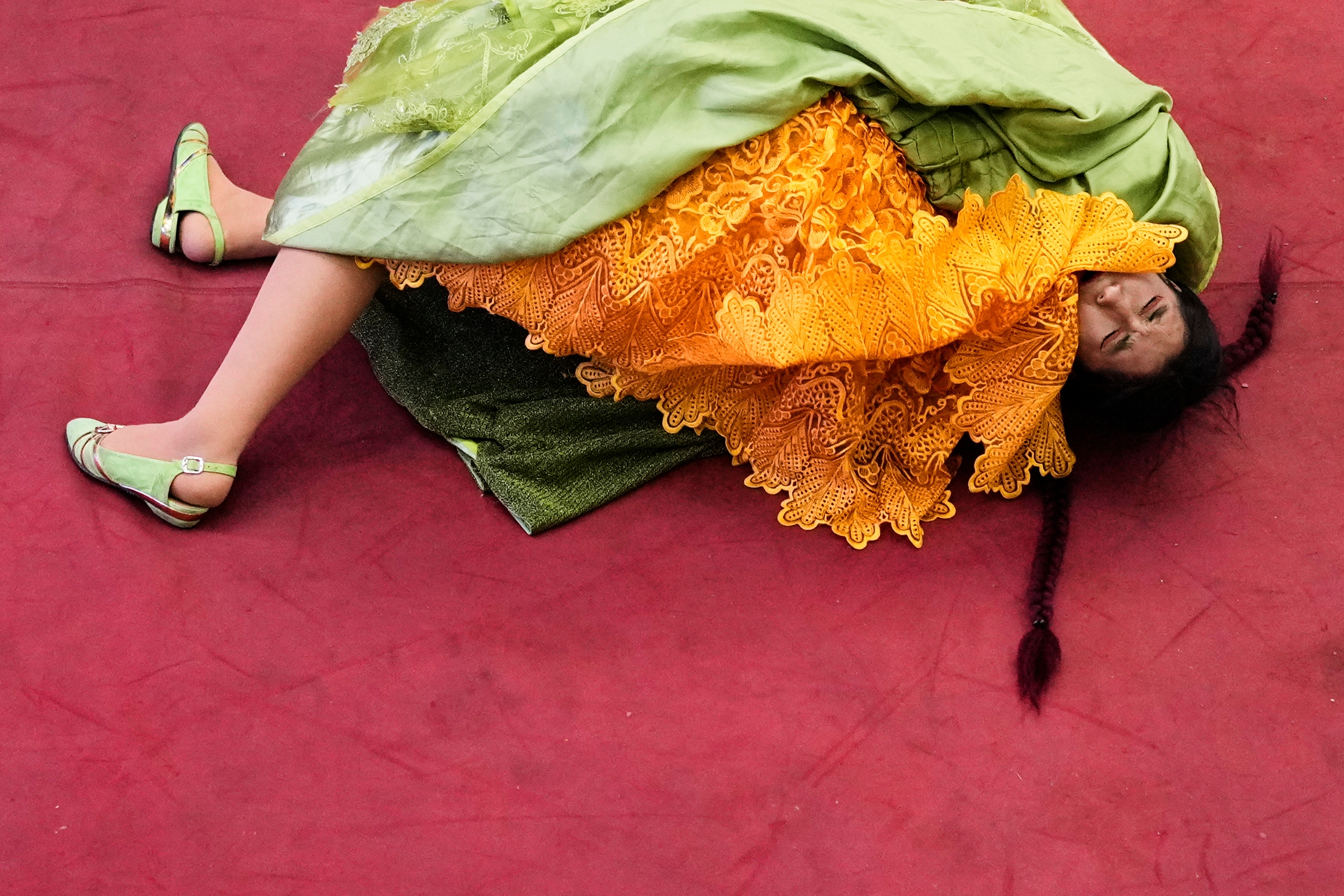 Bolivian Indigenous women carry history and pride in the traditional ...