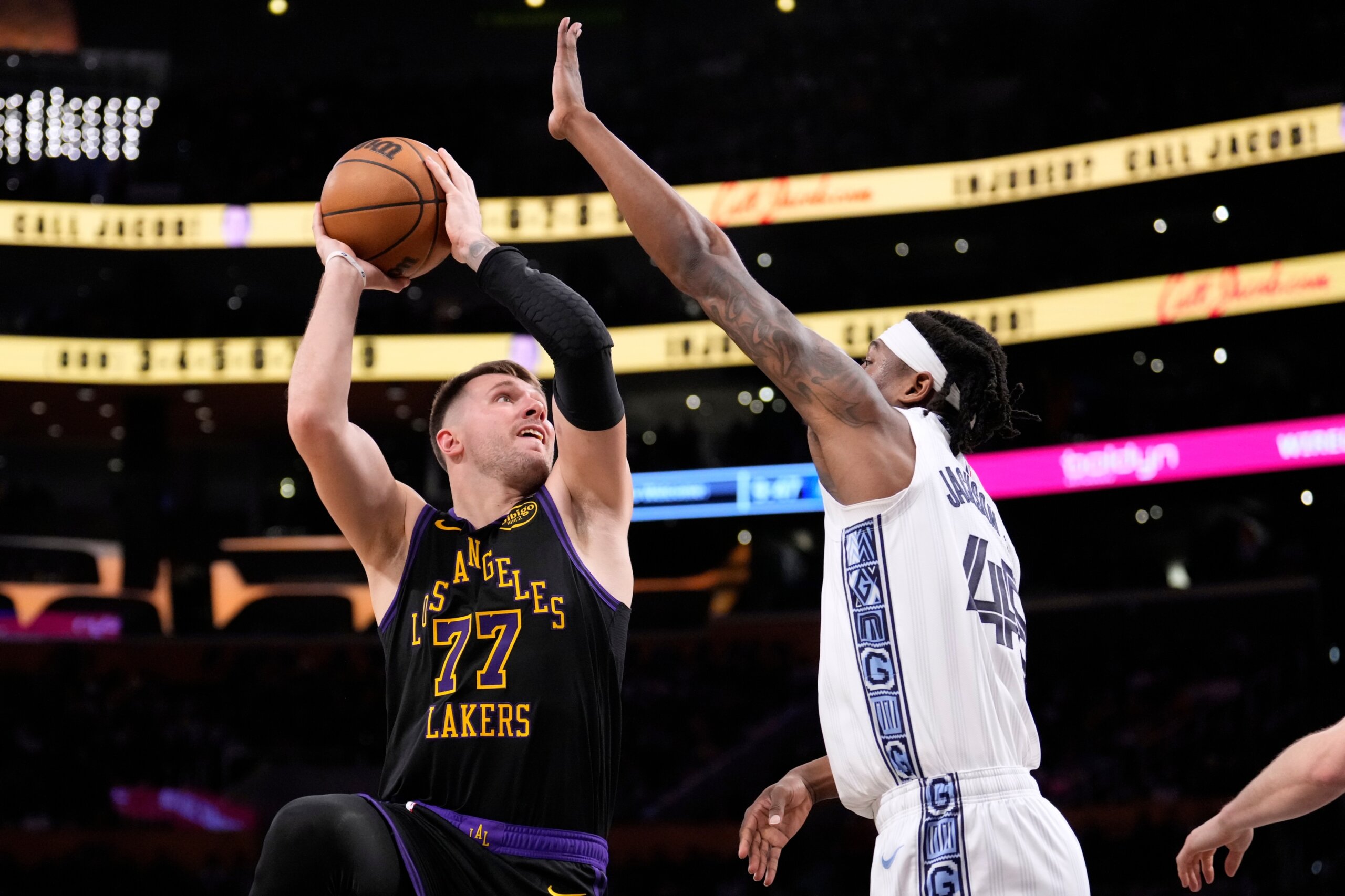 Doncic and James score 30+ each for 1st time this season in Lakers’ 128 ...