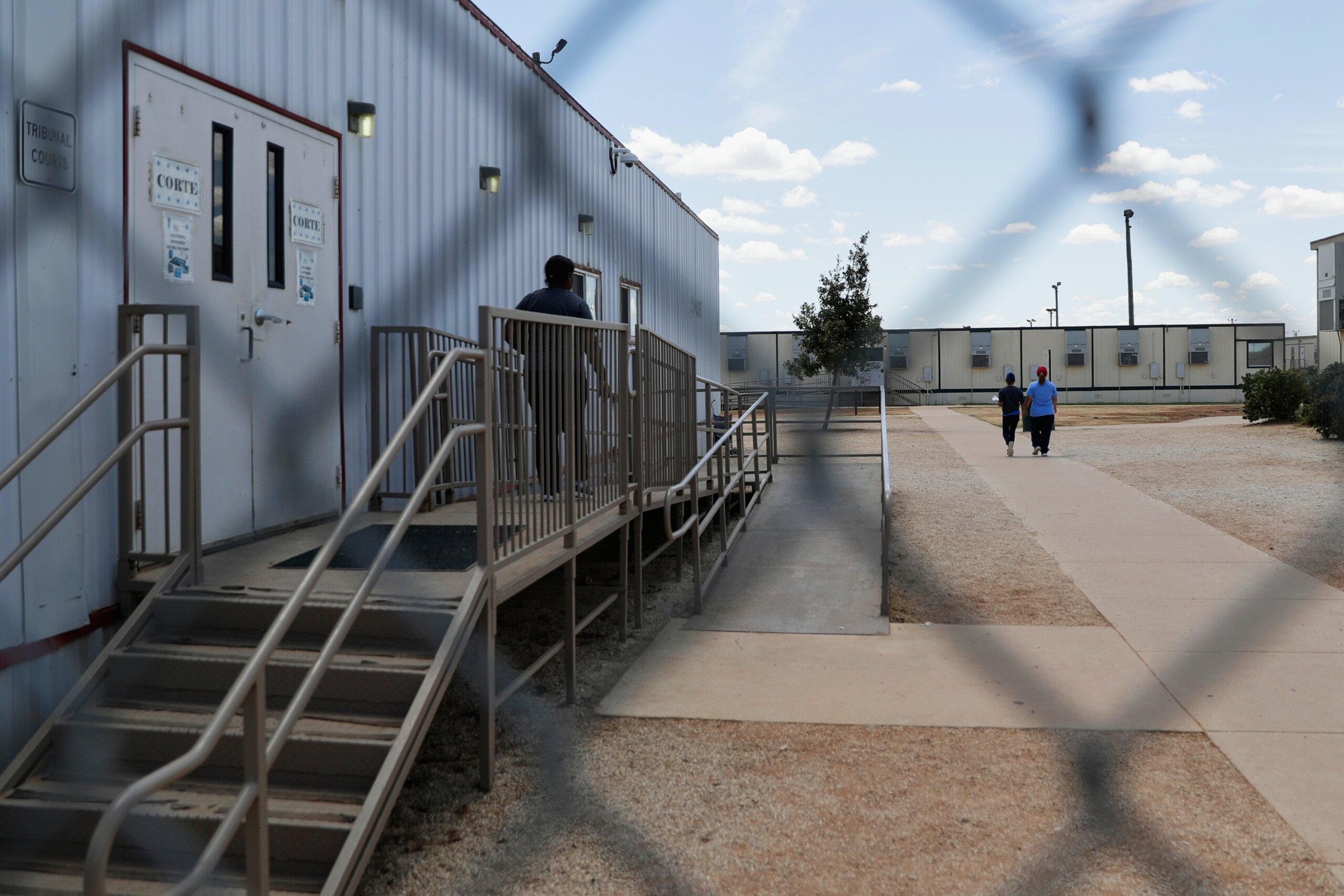 Federal judge orders release of family of man charged in Colorado ...