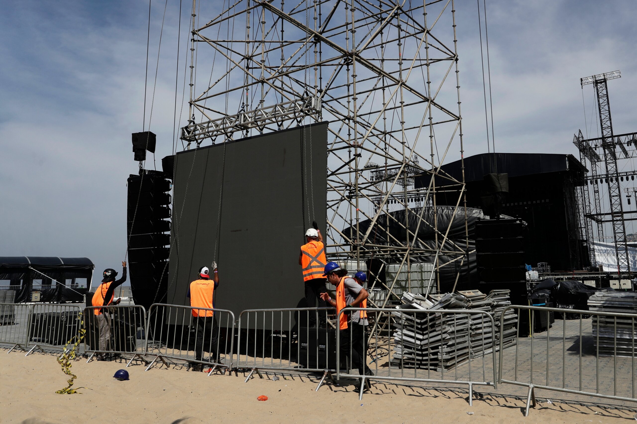 Construction of the stage for Shakira’s concert in Brazil resumes after ...