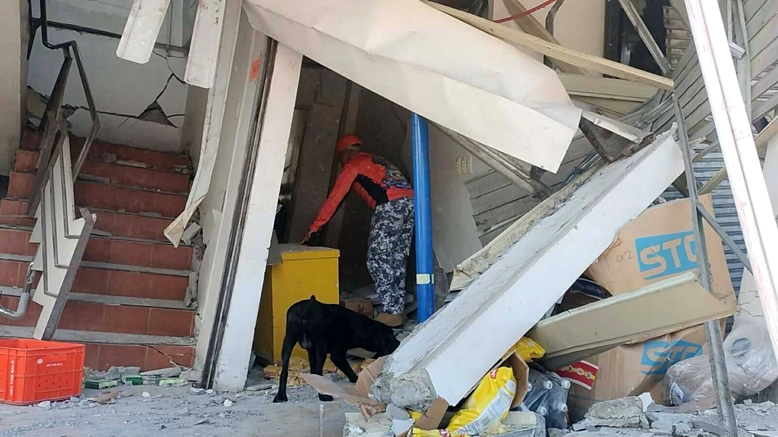 A 7.8 magnitude quake in the Philippines kills at least 35, collapses ...